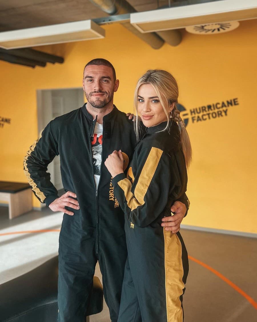 Zelinová maká v posilke ako mašina: Svalnáči okolo nej v sekunde ... Zelinová maká v posilke ako mašina: Svalnáči okolo nej v sekunde ...